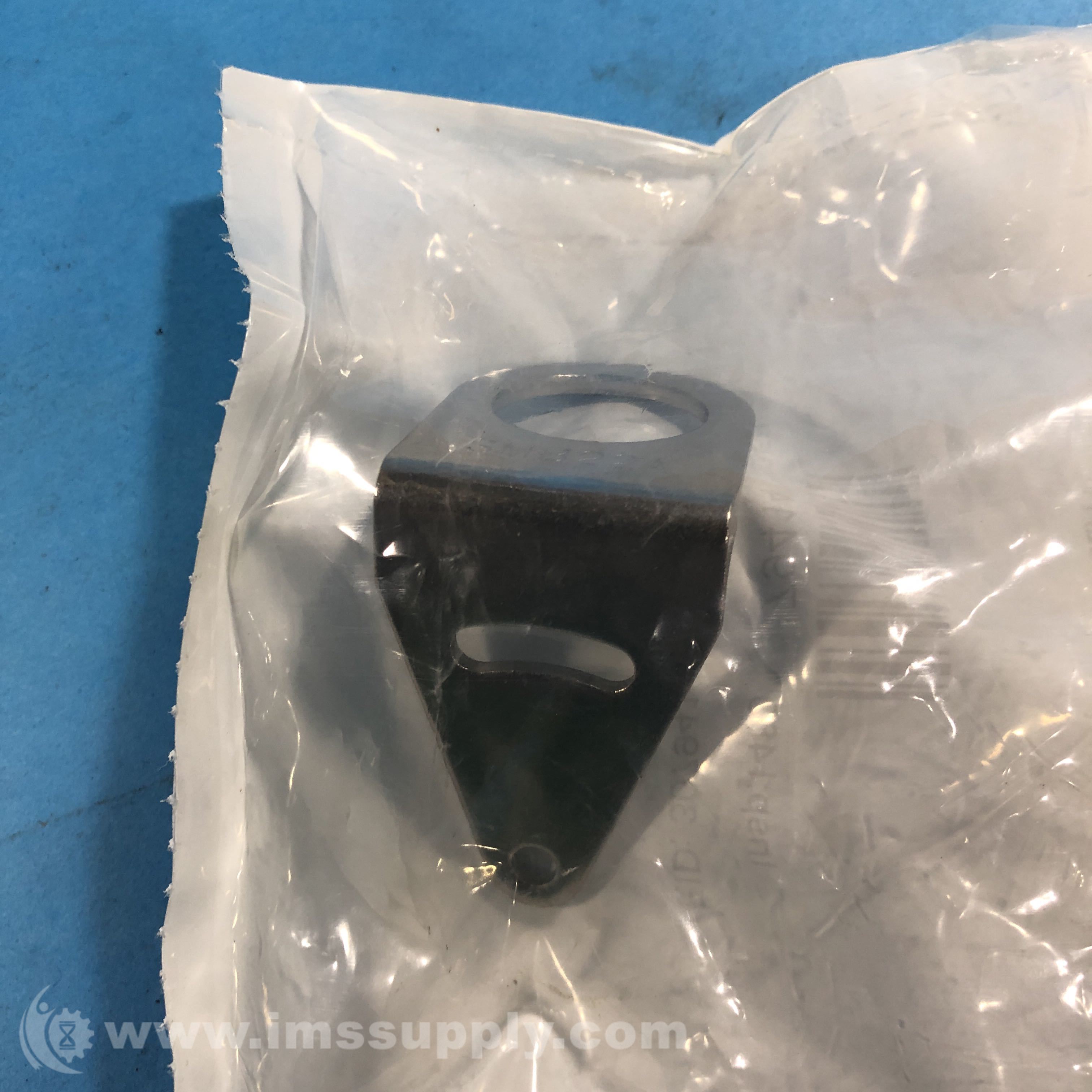 Banner SMB22A Bracket: Right Angle with 22mm Mounting Hole - IMS Supply