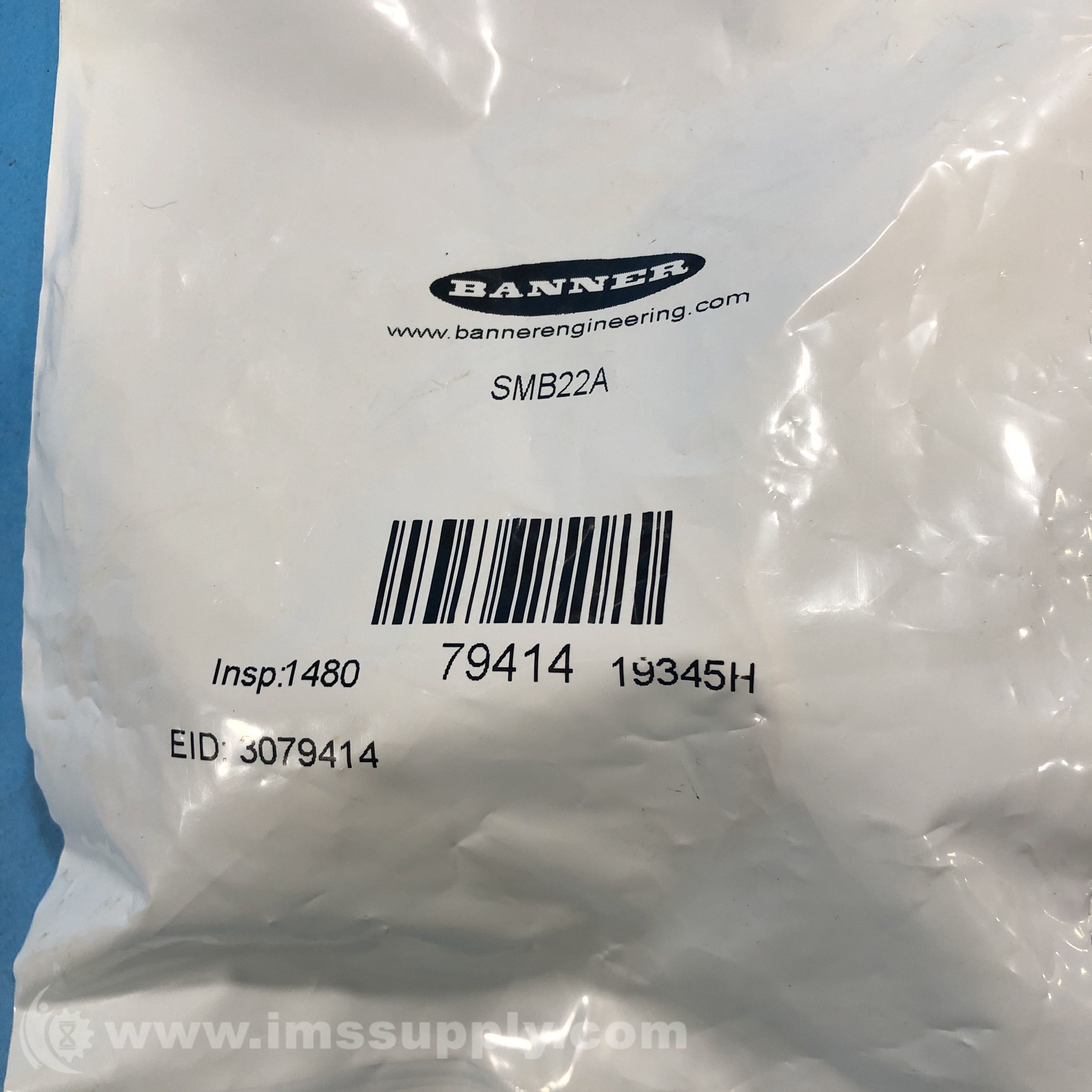 Banner SMB22A Bracket: Right Angle with 22mm Mounting Hole - IMS Supply